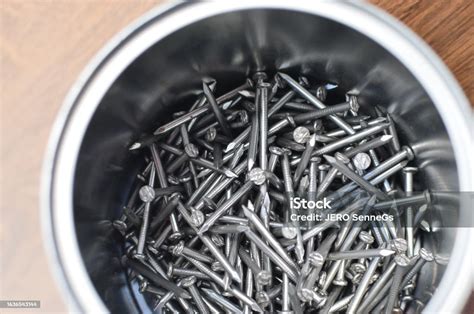 여러 강철 못의 상세한 근접 촬영으로 설명 또는 건설 및 수리 프로젝트에 적합합니다 건설 및 기타 직업에 사용되는 재료의 다양성을 보여주는 개념입니다 0명에 대한 스톡 사진