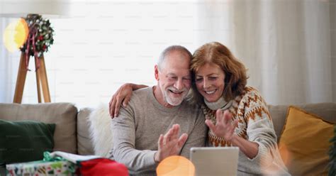 크리스마스에 집에서 실내에서 가족과 화상 통화를 하는 행복한 노부부 사진 Unsplash의 실내 이미지