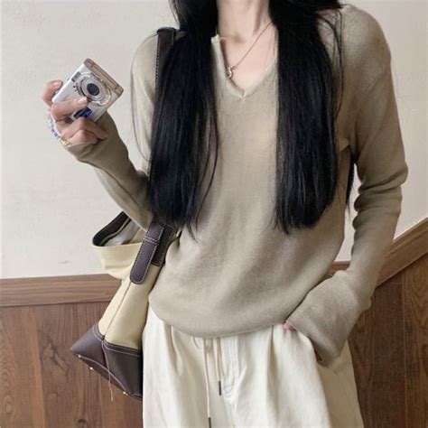 브이넥 트임 베이직 티셔츠 결혼식투피스 하객 가을 데이트 데일리 오피스룩 니트티 오피스룩 캐주얼 러블리 봄 맨투맨 카디건