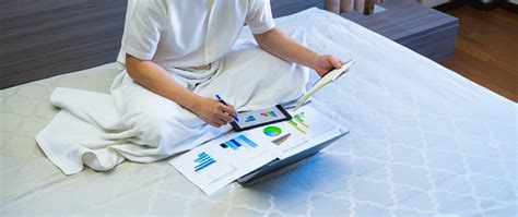 비즈니스 맨은 태블릿 종이 노트북 및 노트북에 차트 또는 그래프 보고서와 함께 작동 경영자에 대한 스톡 사진 및 기타 이미지 경영자 경제 계획 Istock