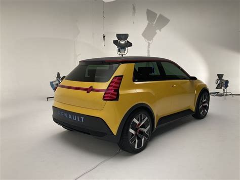 Exclusif - Voici la première photo de la R5