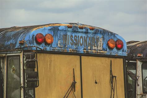 골동품 교통 구 버스 구제 낡은 노란색 노화 녹 녹슨 녹슨 금속 도로 차량 도시의 쇠퇴 레트로 바랜 페인트 방치된 버려진 버스 복고풍 버스