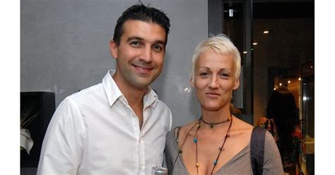 Неве се развежда