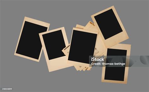 빈티지 지저분한 빈 사진 프레임 빈티지 사진 인화는 어두운 회색으로 가득 찬 무료 사진 공간을 가진 중립 회색 배경에 고립되어 있습니다 스톡 사진 0명에 대한 스톡 사진 및