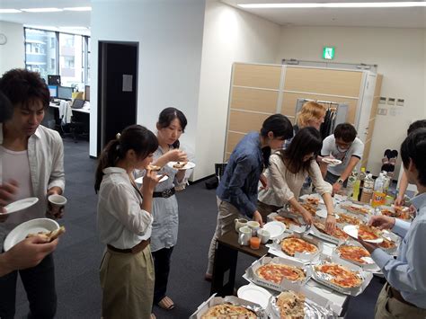 恒例のピザパーティ新人歓迎会。 今月は4名新たに加わってくれました。｜techracho By Bps株式会社