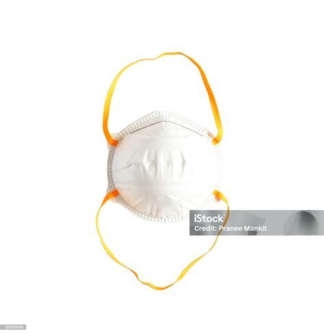 흰색 배경에 노란색 탄성 또는 고무 스트랩이있는 흰색 반면 먼지 마스크 시공 이나 도장 중에 발생하는 먼지로부터 보호하기 위한 제품 사용 건강 관리 및 보호 개념에 대한