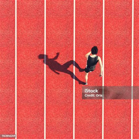 달리기 트랙에서 운동하는 선수의 공중 보기 3d 일러스트레이션 공중 뷰에 대한 스톡 사진 및 기타 이미지 공중 뷰 달리기 웃옷 Istock
