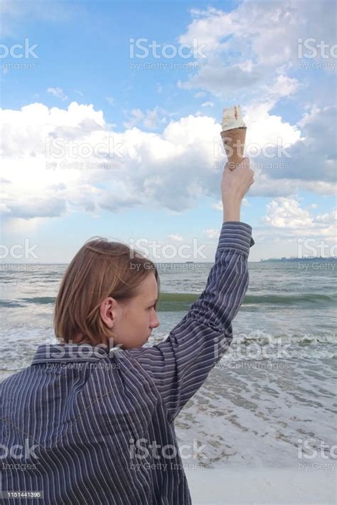 금발의 십 대 소년은 바다 근처 해변에서 아이스크림을 먹는다 걷기에 대한 스톡 사진 및 기타 이미지 걷기 십대 아이스크림