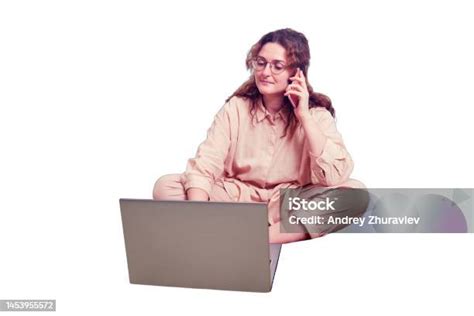 집 침대에서 전화 통화를 하고 흰색 배경에 격리된 노트북에서 원격으로 작업하는 귀여운 여자 여자는 인터넷 복사 공간을 통해 컴퓨터에서 일합니다 30 34세에 대한 스톡 사진