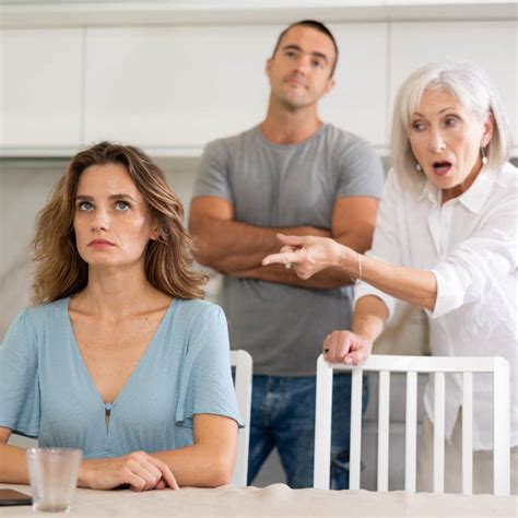4 Signs A Man Is Still Emotionally Entangled With His Mother Even As