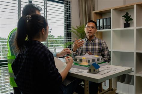 뛰어난 작품을 만들기 위해 함께 노력하는 건축가들의 모임 엔지니어와 시공업체는 설계 및 시공에서 발생하는 문제를 해결하기 위해 협력합니다 3 명에 대한 스톡 사진 및 기타