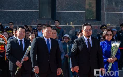 ФОТО Хэлмэгдэгсдийн хөшөөнд цэцэг өргөж хүндэтгэл үзүүллээ