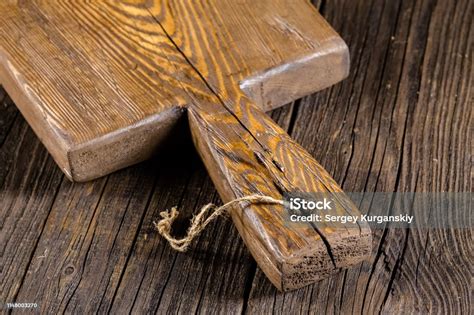 러시아 소박한 오래 된 빈티지 나무 커팅 보드 부엌 용 홈 구조 줄무늬 거짓말 테이블에 스탠드 균열 블랙 갈색 둥근 사각형 타원형 직각 날카로운 밧줄 갈색에 대한 스톡 사진