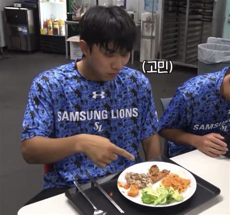 블현 On Twitter 아 ㅅㅂ 김태군 밥그릇 두개에 음료수 3병 추가하고 야무지게 사이드 그릇까지 추가한거 봐 재현이 밥그릇 보고 존나 기겁할 것 같음
