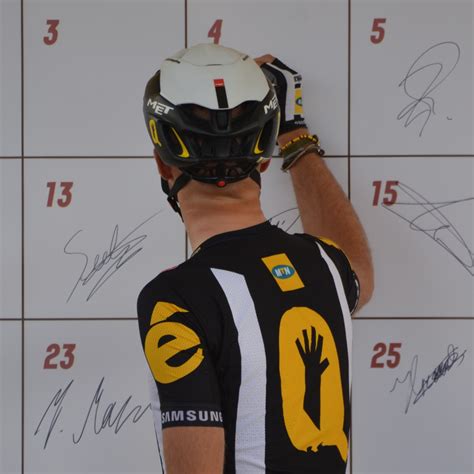 무료 이미지 남자 사람들 자전거 타는 사람 의류 노랑 플레이어 공 육상 경기 선수 전문 도로 자전거 경주 스포츠 유니폼 축구 장비 및 용품 아이스