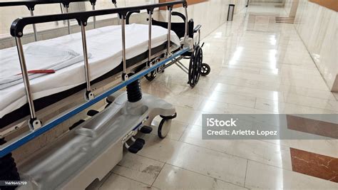 환자가 수술실에서 수술을 받고 사망한 후 빈 병원 들것과 휠체어 심각한 환자를 이송할 준비가 됨 0명에 대한 스톡 사진 및 기타 이미지 Istock