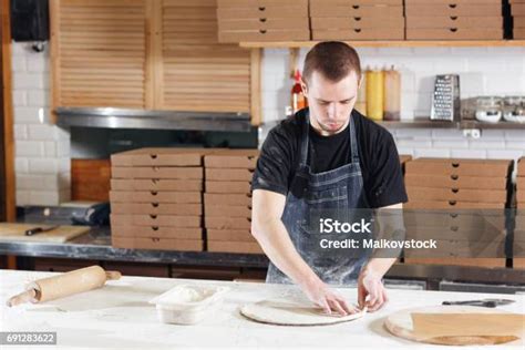롤 반죽 밖으로 균일 한 블루 앞치마 요리 피자 주방에서에서 요리사 베이커의 근접 촬영 손 요리사에 대한 스톡 사진 및 기타 이미지 Istock