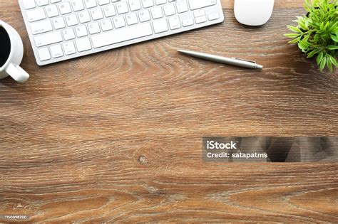 컴퓨터 키보드 마우스 및 소모품 나무 사무실 책상 테이블 복사 공간 플랫 레이와 평면도 개념에 대한 스톡 사진 및 기타 이미지 Istock