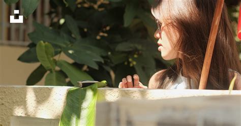 나무 옆에서 빨간 우산을 들고 있는 여자 사진 Unsplash의 무료 청소년 이미지