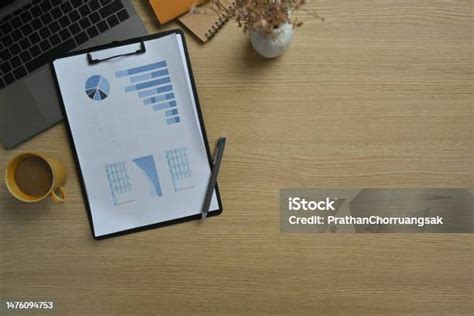 평평한 누워 열린 노트북 노트북 나무 작업 책상에 커피 한 잔의 평면도 텍스트 공간을 복사합니다 0명에 대한 스톡 사진 및 기타 이미지 Istock