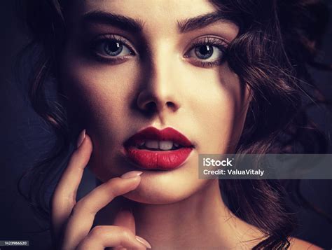 연기가 자욱한 눈 화장과 붉은 립스틱과 아름 다운 여자의 얼굴 갈색에 대한 스톡 사진 및 기타 이미지 갈색 갈색 머리
