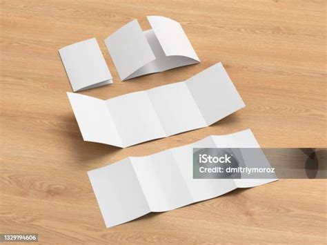 수직 이중 게이트 접이식 브로셔 패널 4개 8페이지 빈 전단지 프리젠 테이션 디자인에 대한 나무 배경에 조롱 접힌 반접 전면 및 후면 페이지 책에 대한 스톡 사진 및 기타