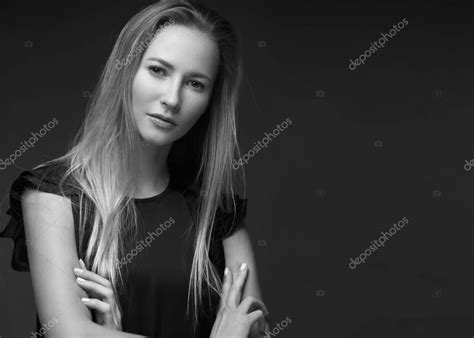 Sexy Modelo De Moda Con El Pelo Largo J Venes Europeos Atractivos Hermosos Ojos La Piel