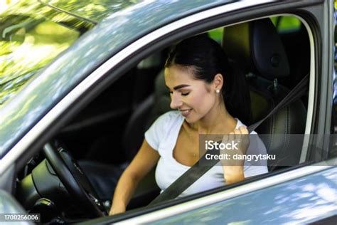현대 자동차 내부의 여행을 준비하는 동안 안전 벨트를 매는 젊은 여성 운전자의 측면 모습 도시에 대한 스톡 사진 및 기타 이미지 도시 모던 양식 밝은 빛 Istock
