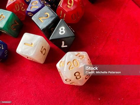 흰색 D20을 특징으로하는 빨간색 벨벳 홀더의 주사위 놀이 롤 0명에 대한 스톡 사진 및 기타 이미지 0명 가능성 개념