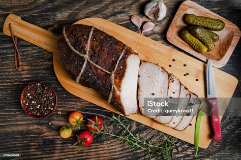 삶은 돼지 고기를 향신료와 함께 오븐에서 굽습니다 도마에 얇게 썬 고기 조각 위에서 본 모습 갈색에 대한 스톡 사진 및 기타 이미지 Istock