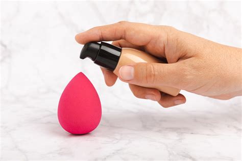 대리석 질감 테이블에 메이크업 아티스트 도구 뷰티 블렌더 스폰지 컨실러 및 파운데이션 아름다움 개념입니다 텍스트를 위한