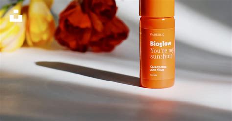 흰색 테이블에 오렌지 플라스틱 병 사진 Unsplash의 무료 꽃 이미지