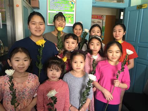 ЭРДЭМ Ээж минь Эрээн алчууртай Ногоон дээлтэй Ээжийгээ