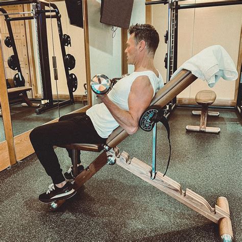 American Idol S Ryan Seacrest Squats Down Low With Bizarre Object To Show Off His Routine To