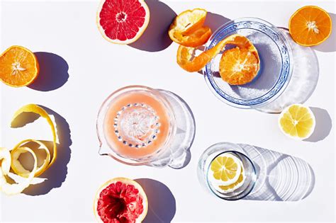 여름 창조적 인 플랫 은 하드 그림자와 햇빛에 신선한 감귤류 과일과 주스와 누워 최소한의 음식 창조적 인 개념 자몽에 대한 스톡