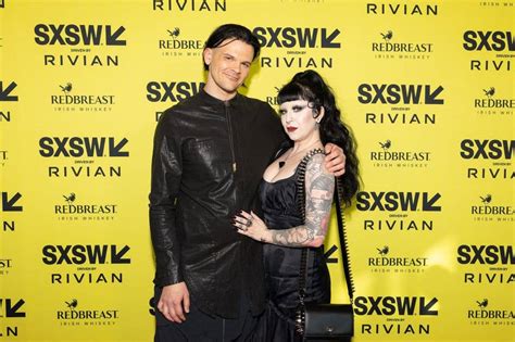 Kyra Sedgwicks Son Travis Bacons Girlfriend Makes A Statement As They