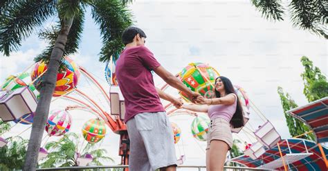 놀이 테마파크에서 즐거운 시간을 보내는 젊은 커플 테마 파크에서 데이트 휴식 사랑 재미 있고 행복한 미소 개념 사진 Unsplash의 여가 활동 이미지