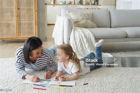 어린 딸과 어머니가 바닥에 함께 누워 그림을 그렸다 교육 취미 창의성 2 3 살에 대한 스톡 사진 및 기타 이미지 2 3 살 2명 30 34세 Istock