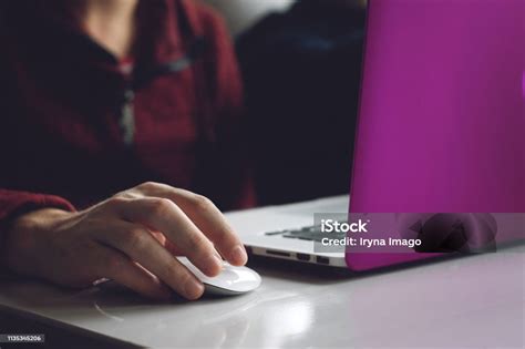 남자 손 현대 노트북에서 작업 프로그래밍 및 코딩 기술 개발 웹 사이트 디자인 사무실에서 작업 하는 프로그래머 공동 작업