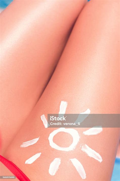 태양 모양 근접 촬영 여성 다리입니다 선탠 방지 선크림 부드러운 태닝 한 다리 자외선 노출 스킨케어 20 24세에 대한 스톡 사진 및 기타 이미지 Istock