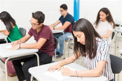 参加大学课堂考试的青少年学生群体在高清图片下载 正版图片503792869 摄图网