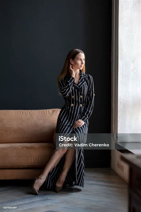 젊은 여자는 소파에 앉아 창 밖으로 보이는 아름다운 여자의 초상화 30 34세에 대한 스톡 사진 및 기타 이미지 30 34세 거실 레저 활동 Istock