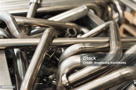 금속 트위스트 파이프의 배경 화려한 깨끗한 간접 튜브 파이프 굽힘 형성 Rn의 추상 관 튜브에 대한 스톡 사진 및 기타 이미지 Istock