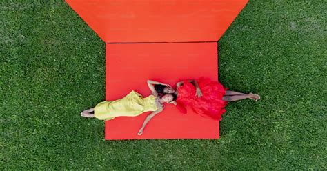 빨간 물체 위에 누워 있는 두 명의 여성 사진 Unsplash의 유행 이미지