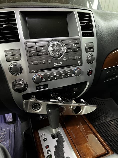 Монитор в панеле показывает видосы на ходу — Infiniti Qx56 1g 5 6 л 2009 года автозвук