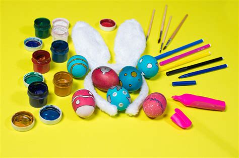 부활절 개념 토끼 귀 페인트 계란 페인트 펠트 팁 펜과 노란색 배경에 마커 부활절 휴가를 준비합니다 4월에 대한 스톡 사진 및 기타 이미지 Istock