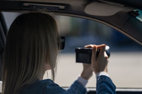 파파라치 여자 또는 소녀는 차에 앉아 유명한 사람의 사진을 찍습니다 차에 카메라가 있는 스파이 사립 탐정이나 파파라치 기자가 차