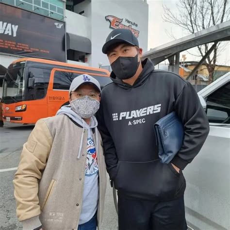 이글스팬이 된 계기 때는 1984년 국민학교 3학년 서울출생 입학하자마자 아버지 사업실패로 충북충주 전학 만2년쯤