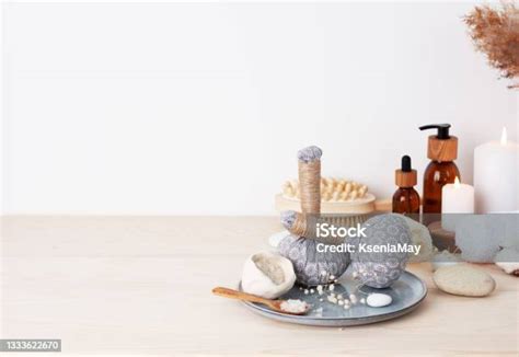 천연 스킨 케어 제품 수건 및 허브 백이 흰색 배경에 스파 트리트먼트를 받을 수 있습니다 닫고 공간을 복사합니다 건강관리와