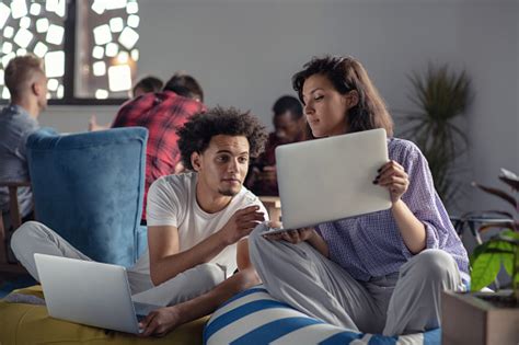 비즈니스 시작 기술 및 사람들 개념사무실에서 노트북 및 태블릿 Pc 컴퓨터와 함께 행복 한 국제 크리에이 티브 팀 개념에 대한 스톡 사진 및 기타 이미지 Istock